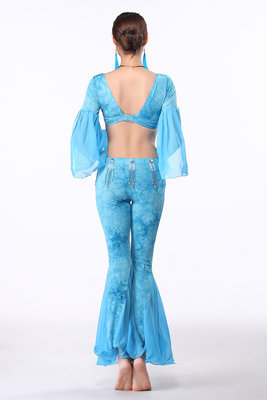 Top y pantalones agraciados señalados por medio de luces del teñido anudado de los trajes del funcionamiento de la danza de vientre