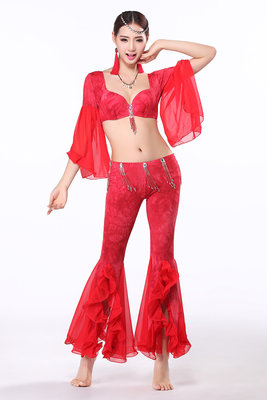 Top y pantalones agraciados señalados por medio de luces del teñido anudado de los trajes del funcionamiento de la danza de vientre