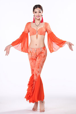 Top y pantalones agraciados señalados por medio de luces del teñido anudado de los trajes del funcionamiento de la danza de vientre