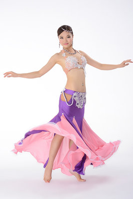 Los equipos de la bailarina de la danza del vientre del color del contraste con bordado del cordón rematan y bordean el sistema