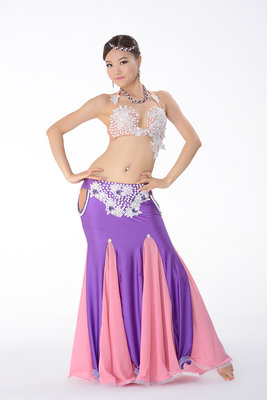 Los equipos de la bailarina de la danza del vientre del color del contraste con bordado del cordón rematan y bordean el sistema