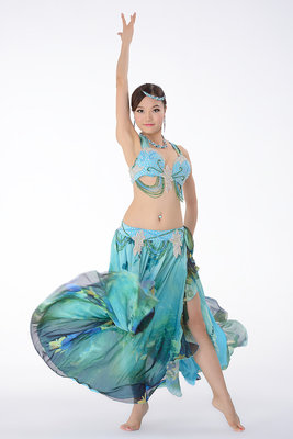 La danza de vientre de seda falsa viste los trajes con la impresión y los diamantes chispeantes