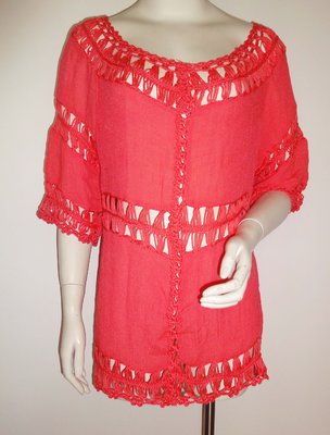 El top tejido moda con los ajustes del ganchillo que juntan las piezas de señoras forma a ropa color rojo