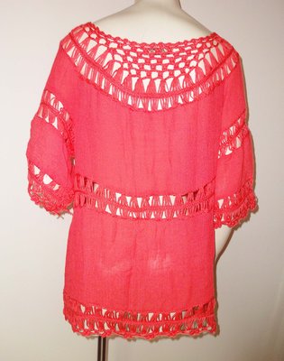 El top tejido moda con los ajustes del ganchillo que juntan las piezas de señoras forma a ropa color rojo