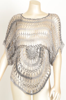 La ropa hecha a ganchillo mano hecha punto dobladillo curvy de los suéteres el en semi-círculo remata