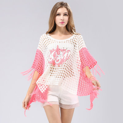 Color rosado y blanco del detalle de la joya del modelo de la red del mantón hecho punto para mujer franjado del poncho