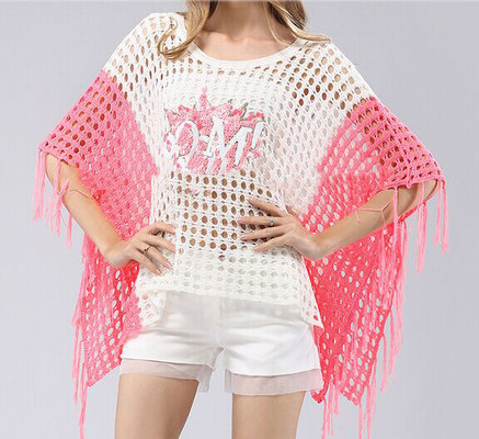 Color rosado y blanco del detalle de la joya del modelo de la red del mantón hecho punto para mujer franjado del poncho