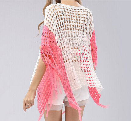 Color rosado y blanco del detalle de la joya del modelo de la red del mantón hecho punto para mujer franjado del poncho