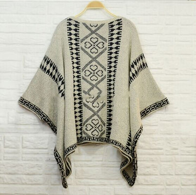 Las mujeres aztecas del telar jacquar del modelo hacen punto el mantón del poncho, ponchos de las lanas de las señoras