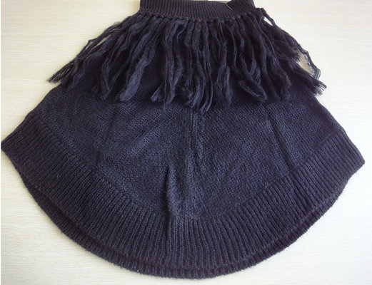 Modifique para requisitos particulares alrededor del mantón negro de acrílico cepillado del poncho con las franjas delanteras