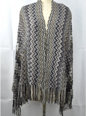 Señale el mantón del poncho por medio de una bandera de la capa del suéter de los modelos que hace punto, ponchos del suéter para las mujeres