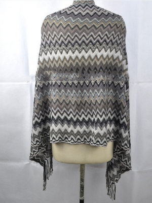 Señale el mantón del poncho por medio de una bandera de la capa del suéter de los modelos que hace punto, ponchos del suéter para las mujeres