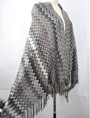 Señale el mantón del poncho por medio de una bandera de la capa del suéter de los modelos que hace punto, ponchos del suéter para las mujeres