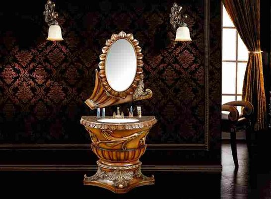 Solo gabinete de cuarto de baño de la antigüedad del fregadero con muebles de la decoración del espejo