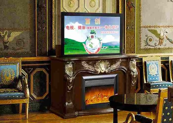 旧式な様式の居間の電気暖炉 TV はリモート・コントロールと立ちます