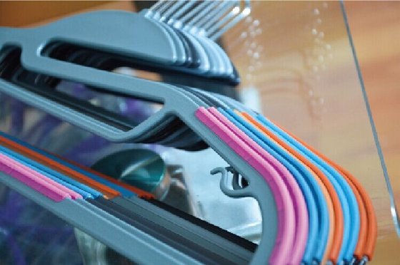 Stylish Household Space Saving Velvet Flocked Hangers With Rubber Stripe