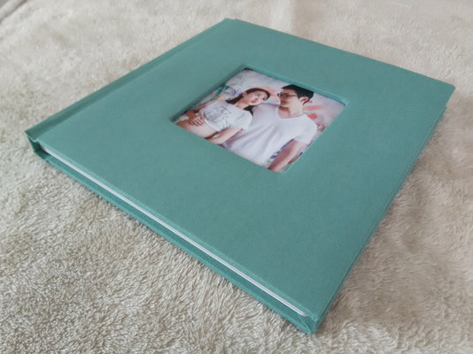 Álbum de foto cubierto de tela moderno de 6 x 8 niños del día de fiesta con la ventana