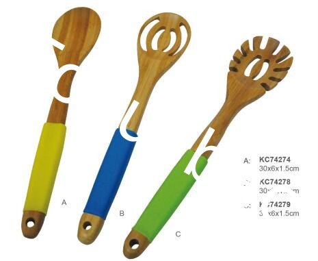 Wholesale wooden kitchen utensils,cooking spoon with long handle supplier