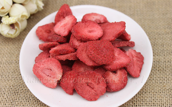 Green food Sliced Freeze Strawberries Chips Dried Fruit Sweet Snacks