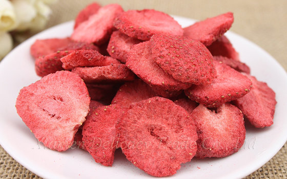 Green food Sliced Freeze Strawberries Chips Dried Fruit Sweet Snacks