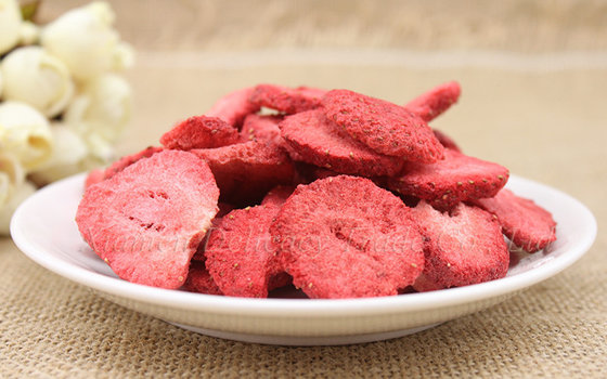 Green food Sliced Freeze Strawberries Chips Dried Fruit Sweet Snacks