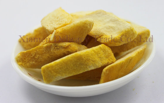 Crisp Freeze Dried Mango Slices Light Yellow Fruit Snacks for Family