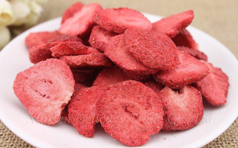 Green food Sliced Freeze Strawberries Chips Dried Fruit Sweet Snacks