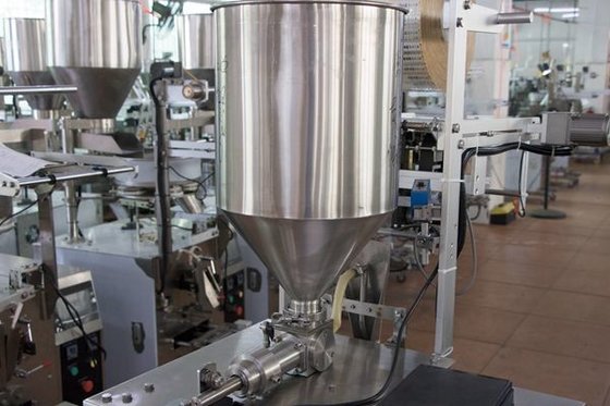 99% high accuracy Autompatic tomato ketchup /fruit juice/Water/cookies oil packing machine