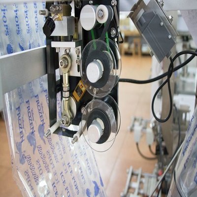 China Automatic bucket chain feeding vertical form fill seal food packing machine in business