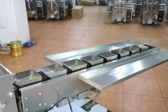 high performance Automatic potato chips/candy/green pean/cashew nut/peanuts Vertical Packing Machine in small business