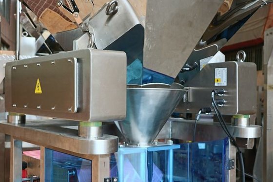 10-999g Granules Seed Weighing Quantitative Filling Machine manufacturer crackers filling bag Packing machine
