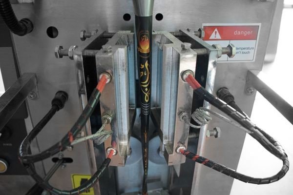 99% high accuracy Autompatic tomato ketchup /fruit juice/Water packing machine manufacturing factory price