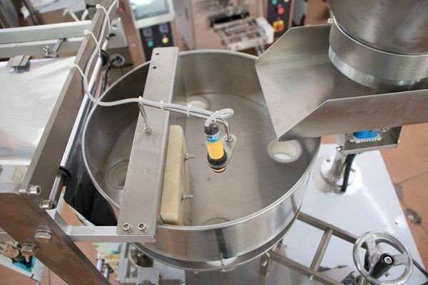 Foshan factory price Automatic potato chips/candy/green pean/cashew nut/peanuts Vertical Packing Machine