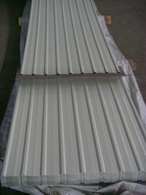 La toiture en acier ondulée enduite d'une première couche de peinture couvre 900mm pour la barrière de mur de protection