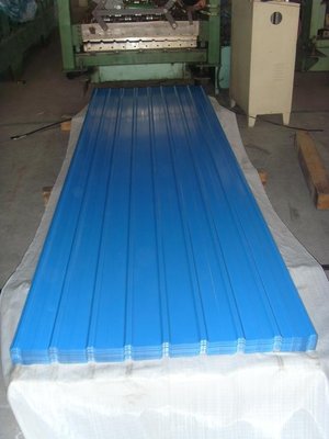 La toiture en acier ondulée enduite d'une première couche de peinture couvre 900mm pour la barrière de mur de protection