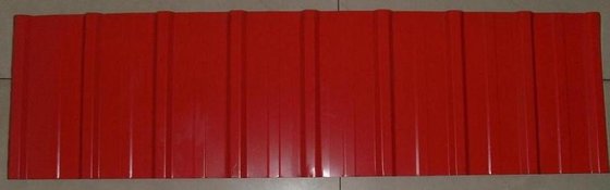 La toiture en acier ondulée enduite d'une première couche de peinture couvre 900mm pour la barrière de mur de protection