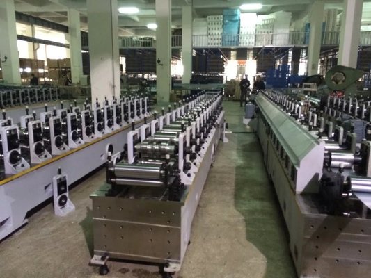 крен штарки ролика стального листа цвета толщины 1.5mm гофрированный дверью формируя машину