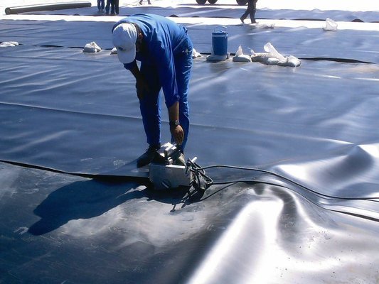 CE Certificate Geomembrane Swimming Pond Liners Smooth Surface Black Color