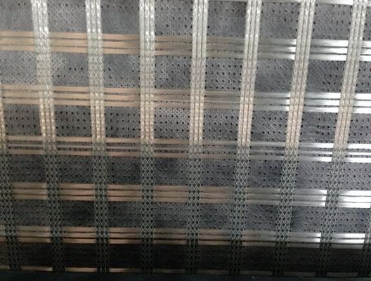 Bitumen Coated Glass Fiber Geogrid Glued With PET Geotextile 20g
