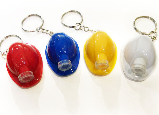 Roter Minischlüsselanhänger mit dekorativer LED-Lampen-Schutzhelmform