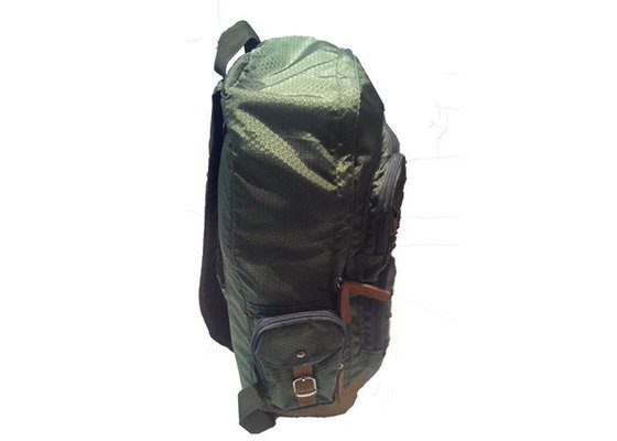 Moderne Rucksack der Männer der im Freien mit dem aufgefüllten Abschnitt, der Rucksäcke wandert