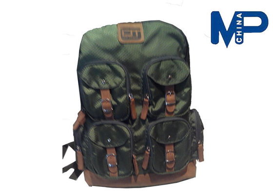 Moderne Rucksack der Männer der im Freien mit dem aufgefüllten Abschnitt, der Rucksäcke wandert