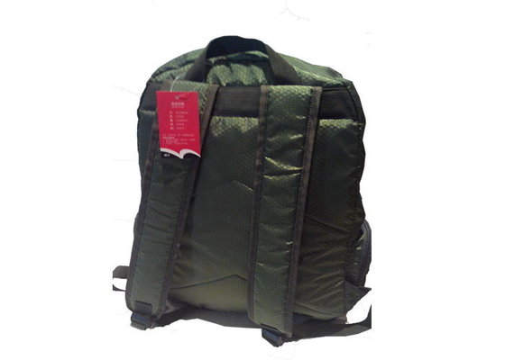 Moderne Rucksack der Männer der im Freien mit dem aufgefüllten Abschnitt, der Rucksäcke wandert