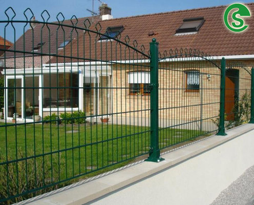 USA welded wire 6/5/6 fencing 8ft yard guard fence with square post