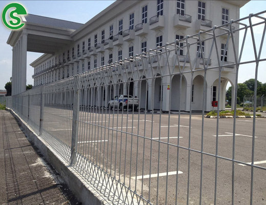 Guangzhou factory cheap price 2.4x2.1m Zinc Coating anti climb BRC roll top fence