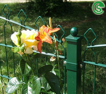 Heavy gauge spray painting welded wire mesh fence panels 868 with post