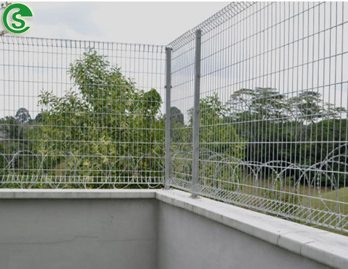 Security hot dipped galvanized wall roll top fencing triangular top fence Singapore