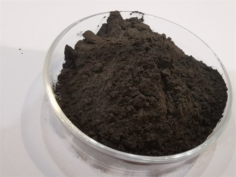 Chromite powder as coloring agent for glass and ceramics