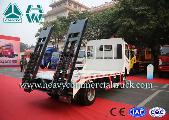 Comfortable Low Fuel Consumption cargo truck with crane Top Configuration