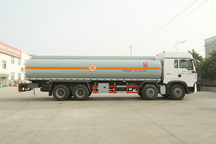Rational Structure Fuel Tank Semi Trailer With HW13710 Transmission